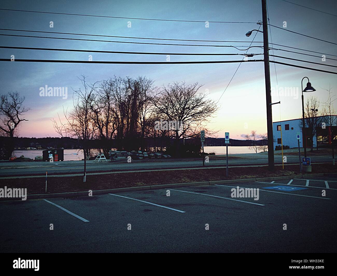 Electricity pylon hampshire hi-res stock photography and images - Alamy