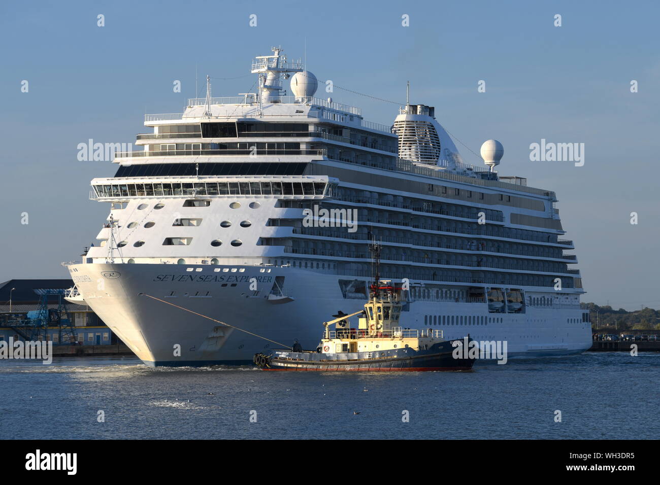 World explorer cruise ship hi-res stock photography and images - Alamy