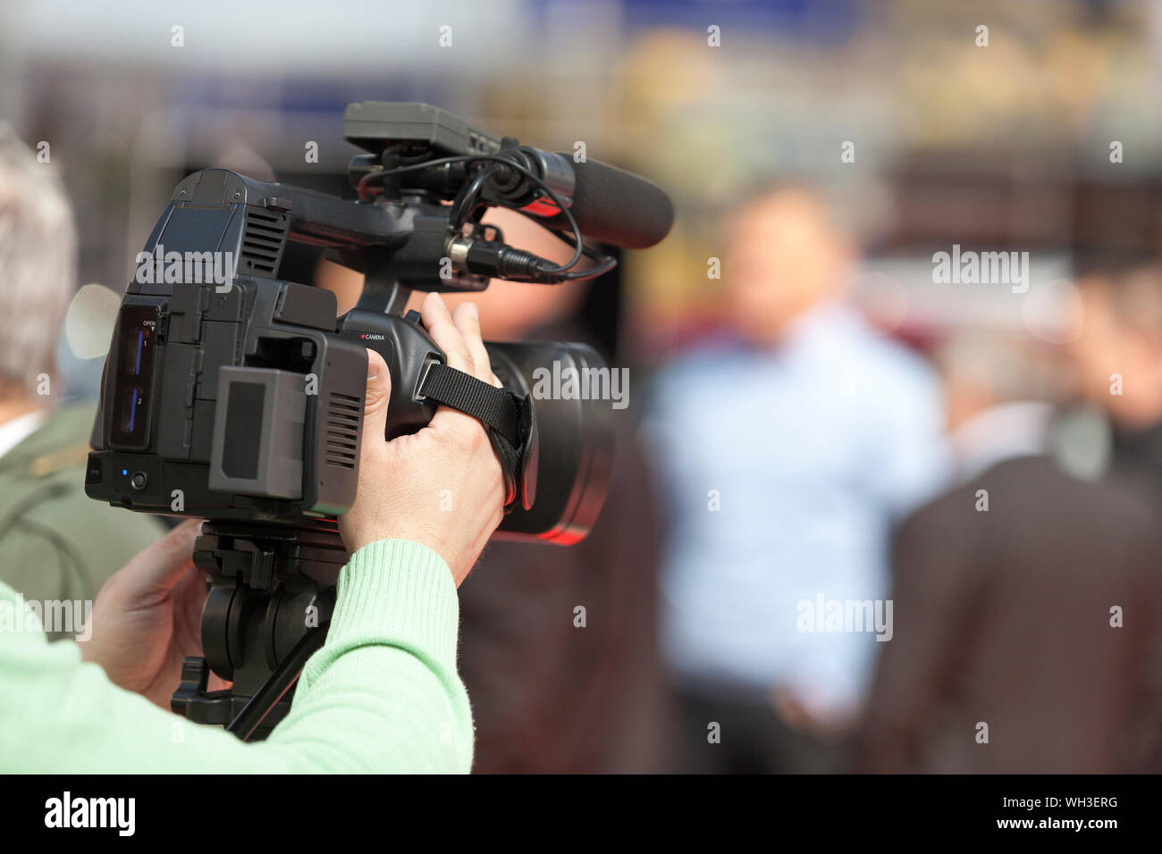 Working with television camera hi-res stock photography and images - Alamy