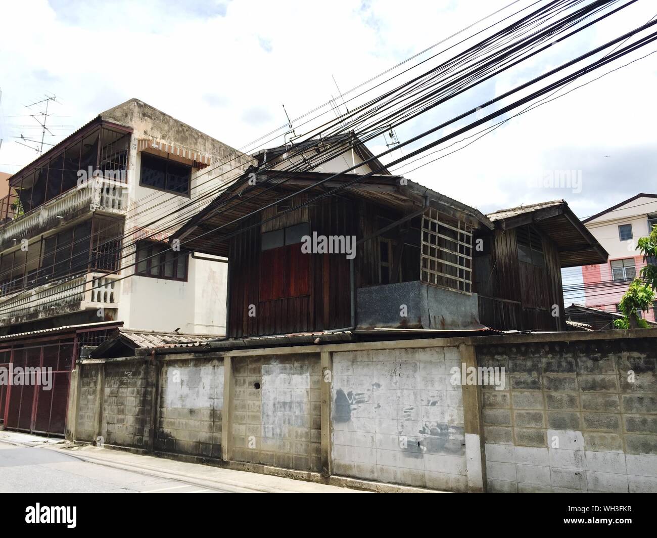 Power lines houses hi-res stock photography and images - Alamy