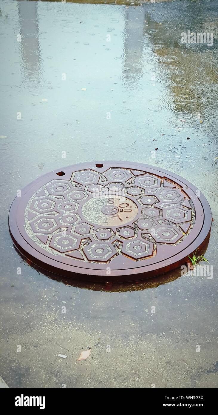 Wet manhole High Resolution Stock Photography and Images - Alamy