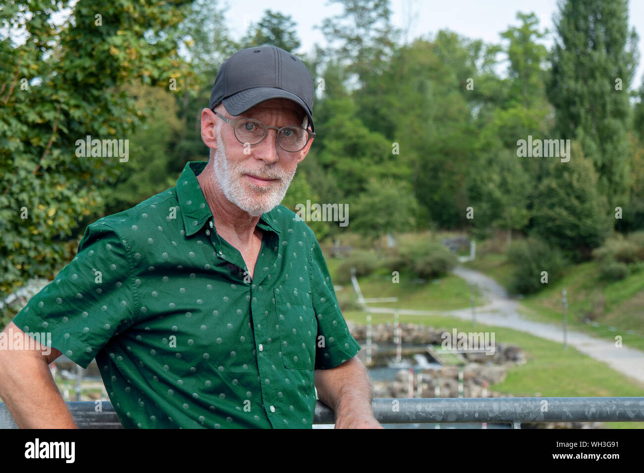 Old man in baseball hat hi-res stock photography and images - Alamy