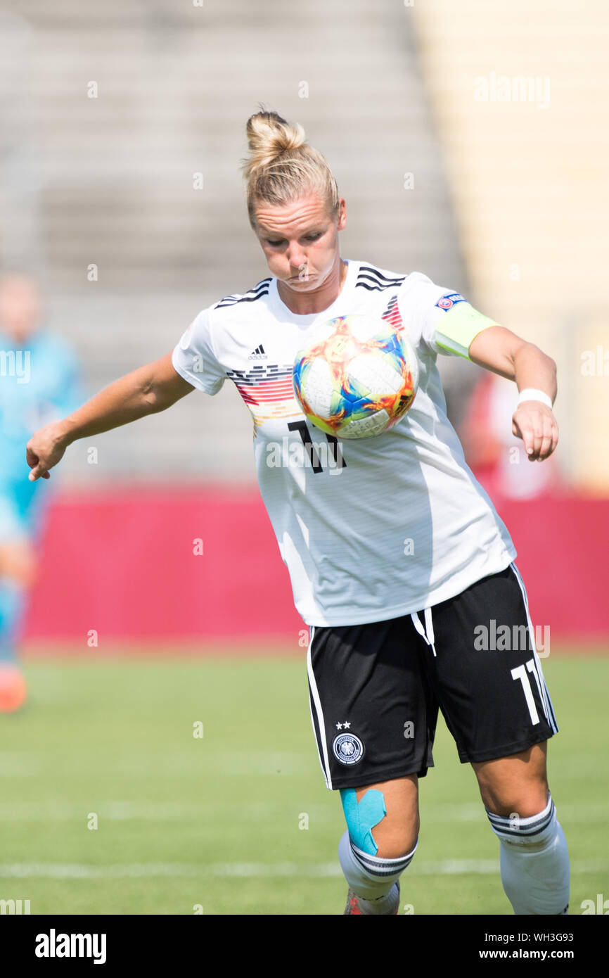 Kassel, Deutschland. 31st Aug, 2019. Alexandra POPP (D) with Ball ...