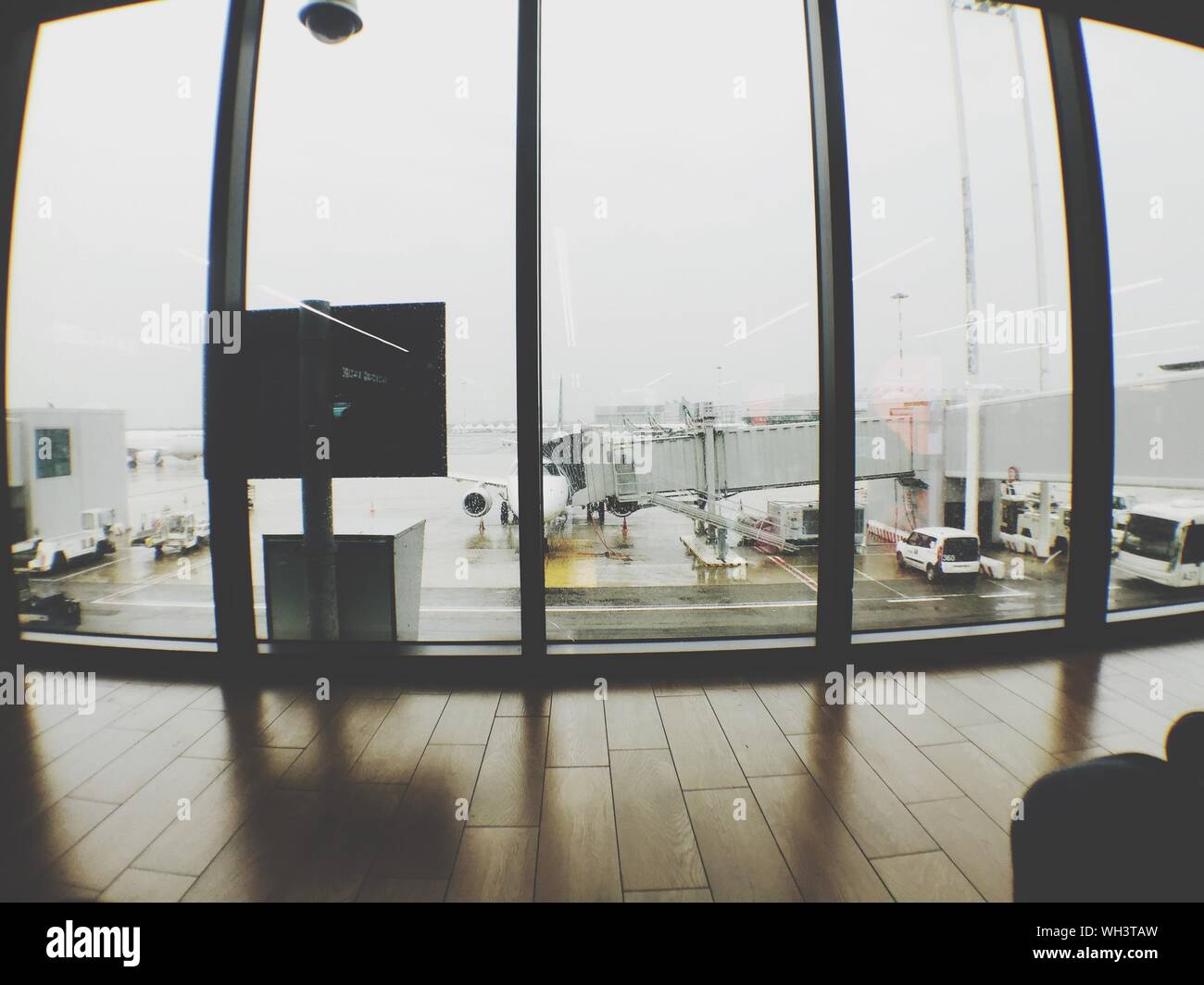 Airport window view hi-res stock photography and images - Alamy