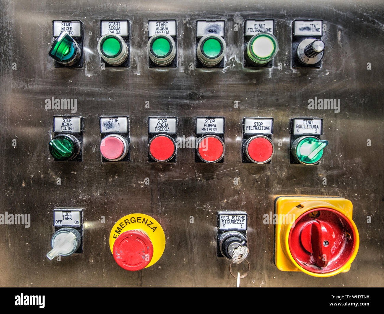 Red green push buttons hi-res stock photography and images - Alamy