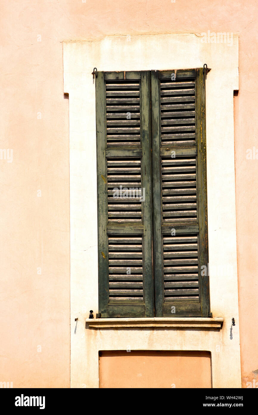 The closed shutters hi-res stock photography and images - Alamy