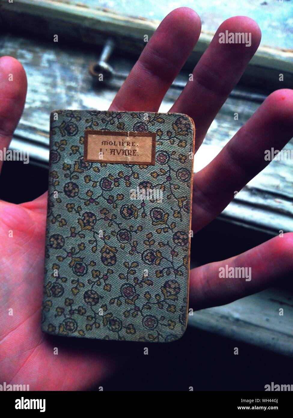 Old hand holding hi-res stock photography and images - Alamy