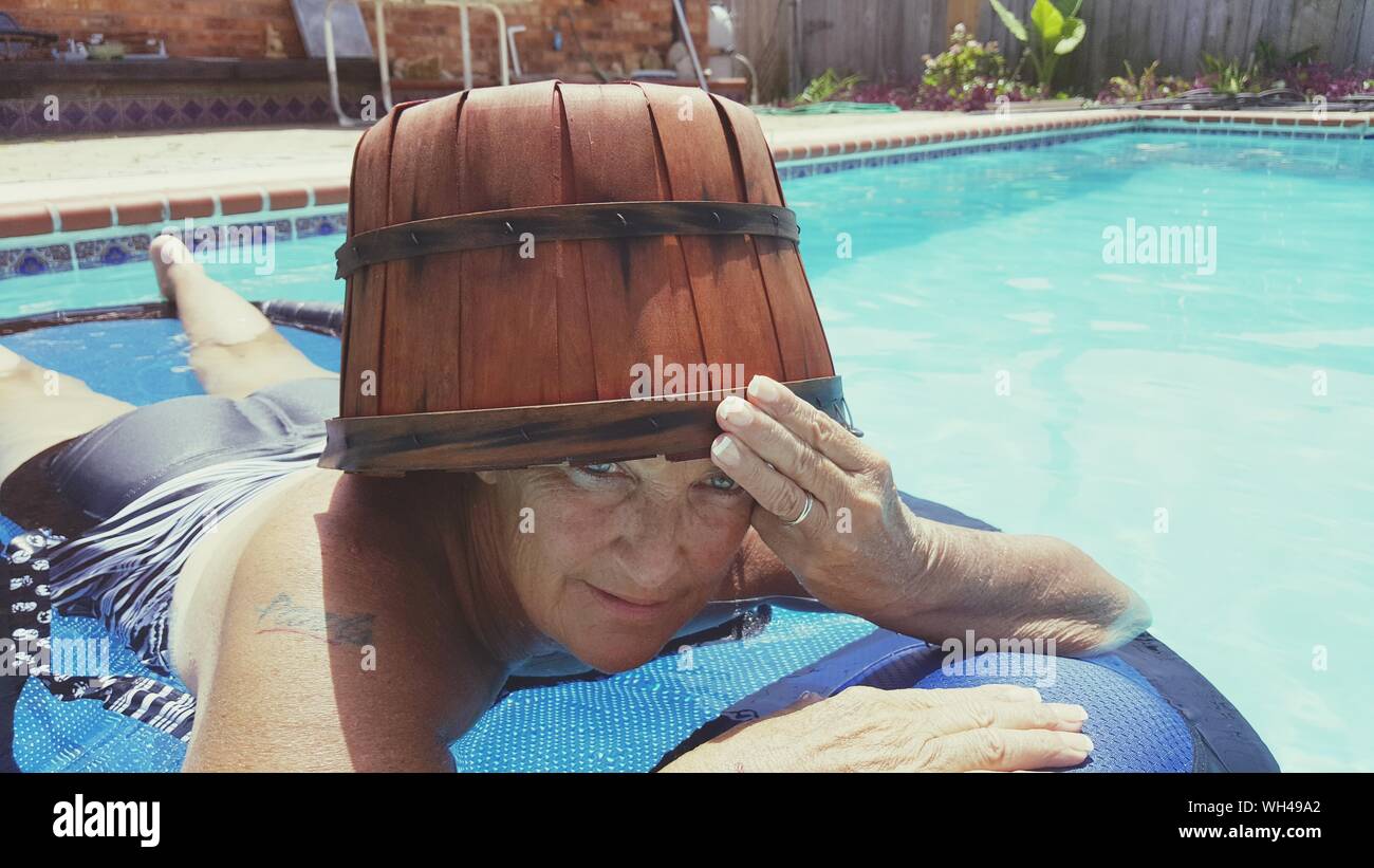 Water in bucket on her head hi-res stock photography and images - Alamy