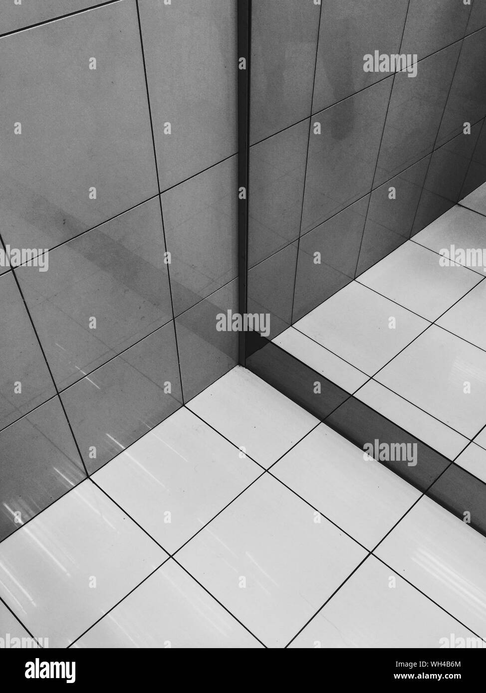 Floor mirror hi-res stock photography and images - Alamy