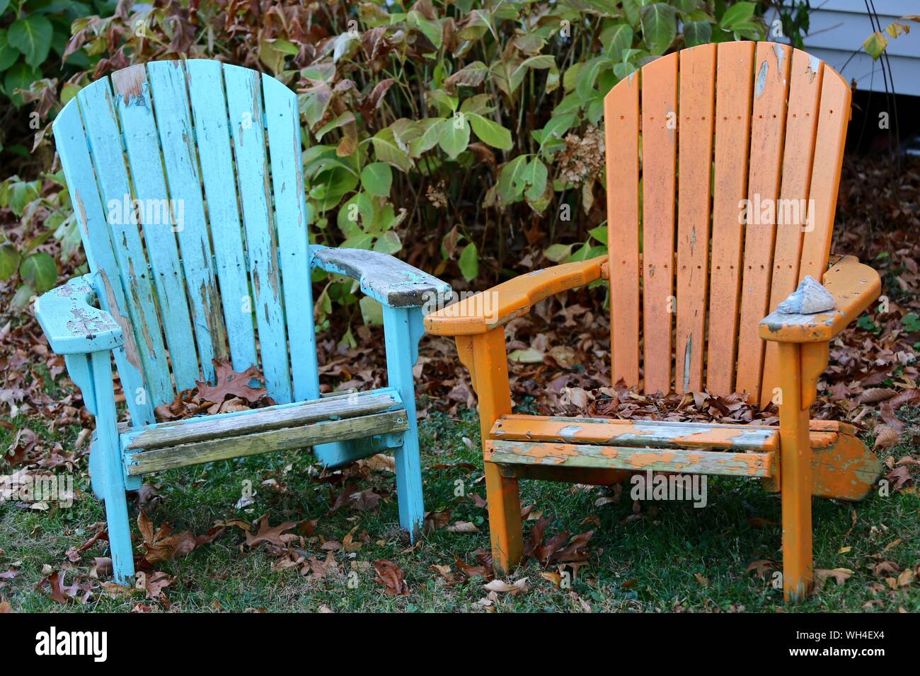 Wooden lawn chairs hi-res stock photography and images - Alamy