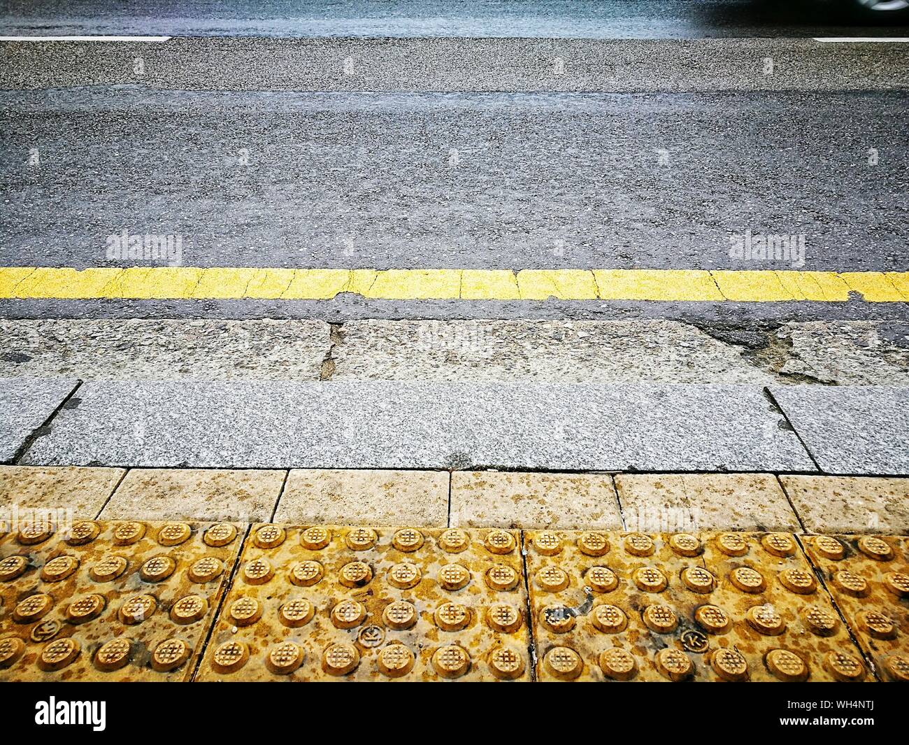 Yellow marking hi-res stock photography and images - Alamy