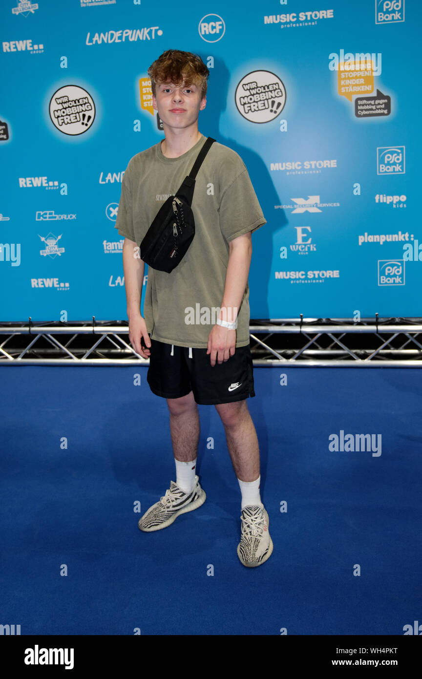 Cologne, Germany. 31st Aug, 2019. The musician Iggi Kelly stands before ...
