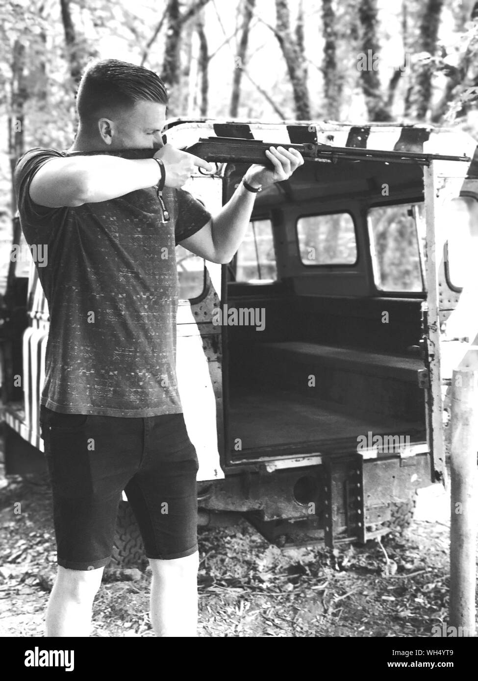 Man shooting a rifle hi-res stock photography and images - Alamy