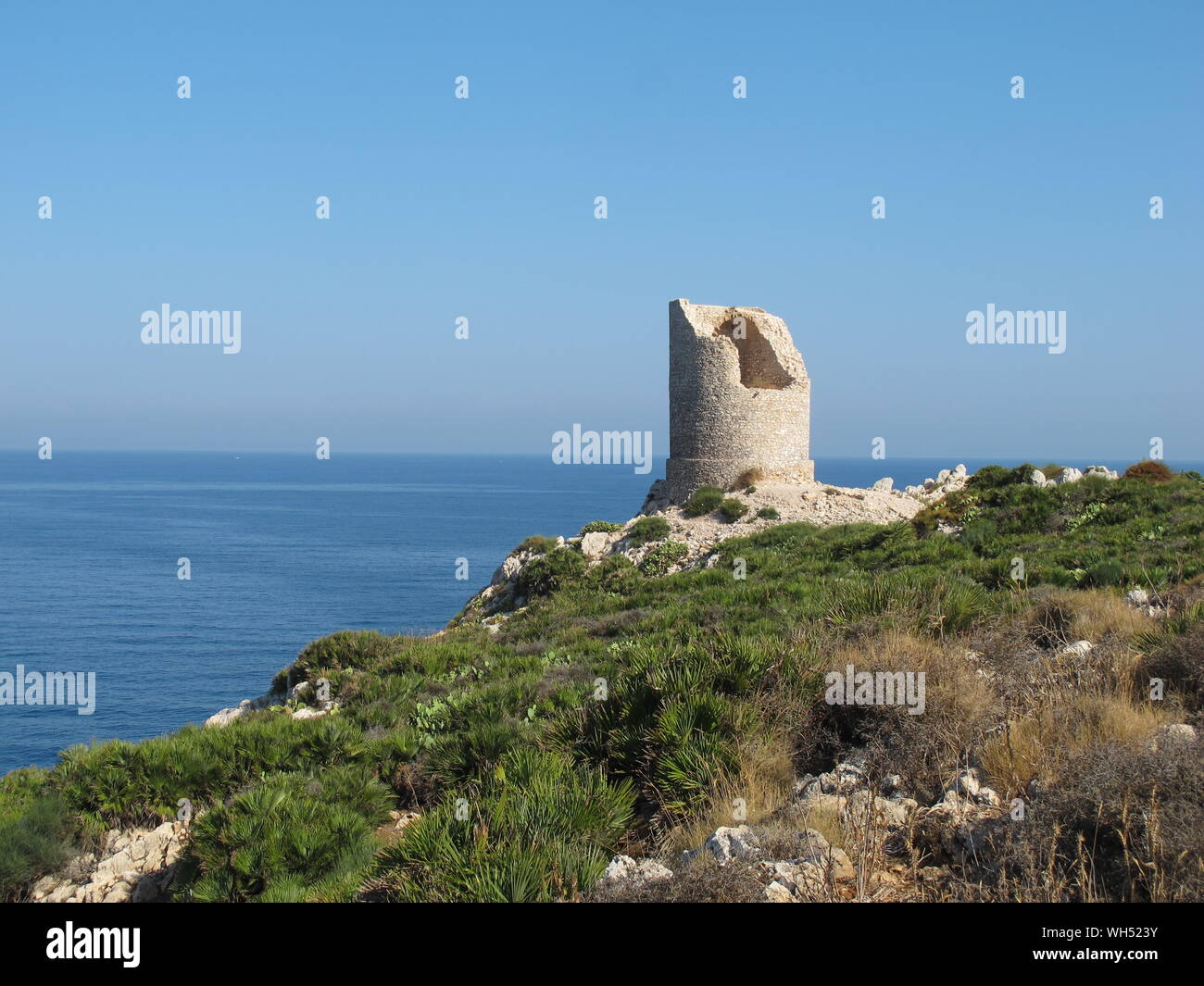 Broken column hi-res stock photography and images - Alamy