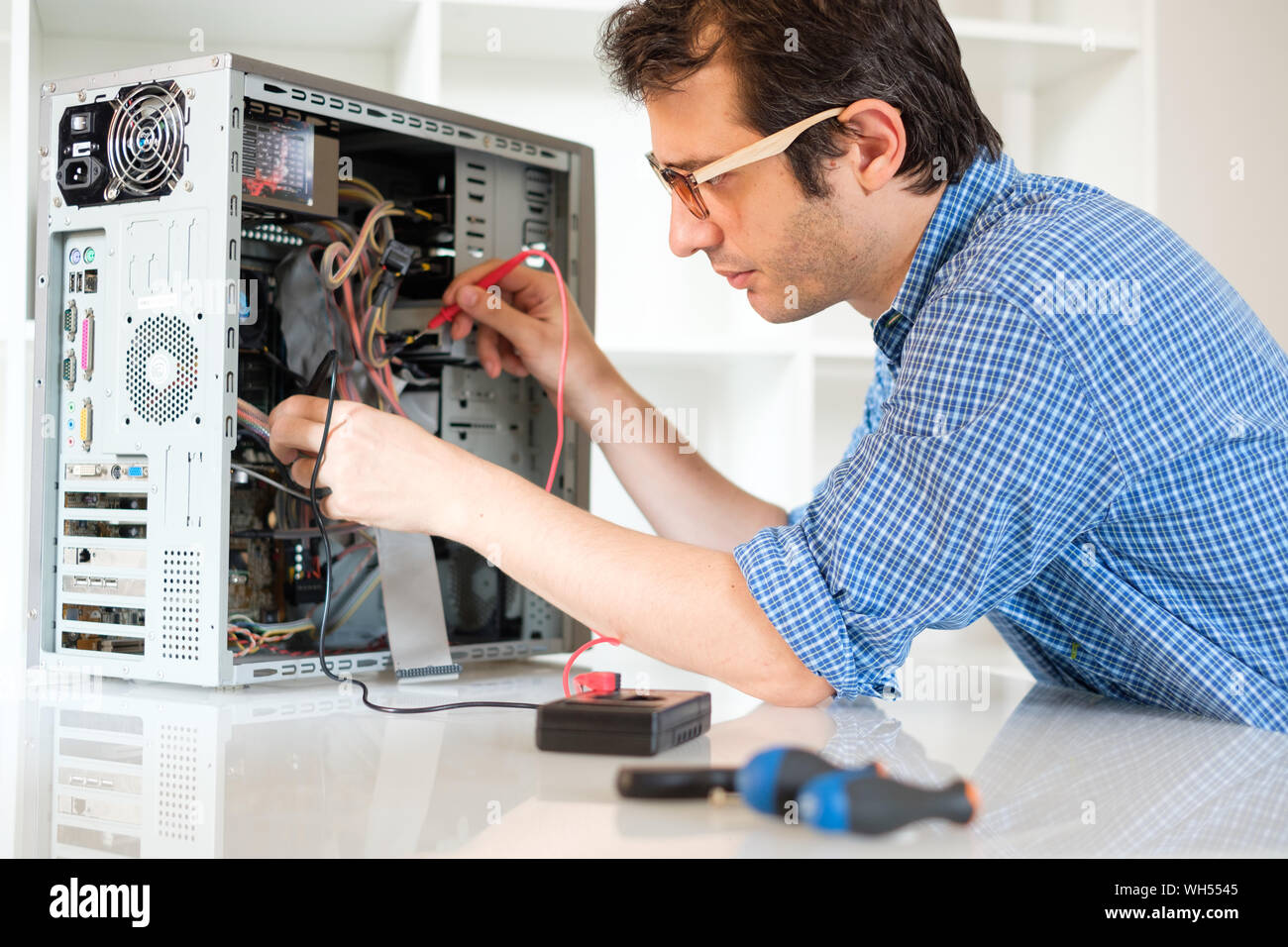 Broken computer cable hi-res stock photography and images - Alamy
