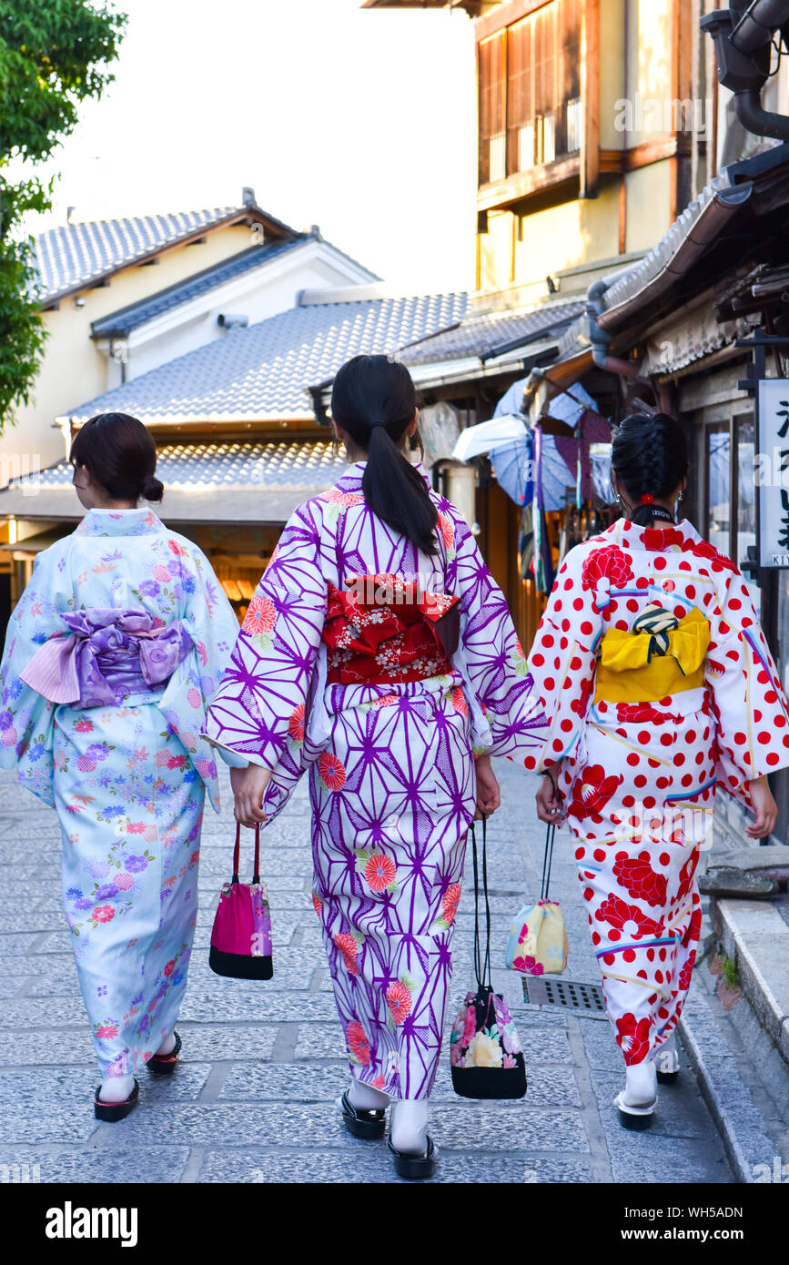 Women in kimonos hi-res stock photography and images - Alamy