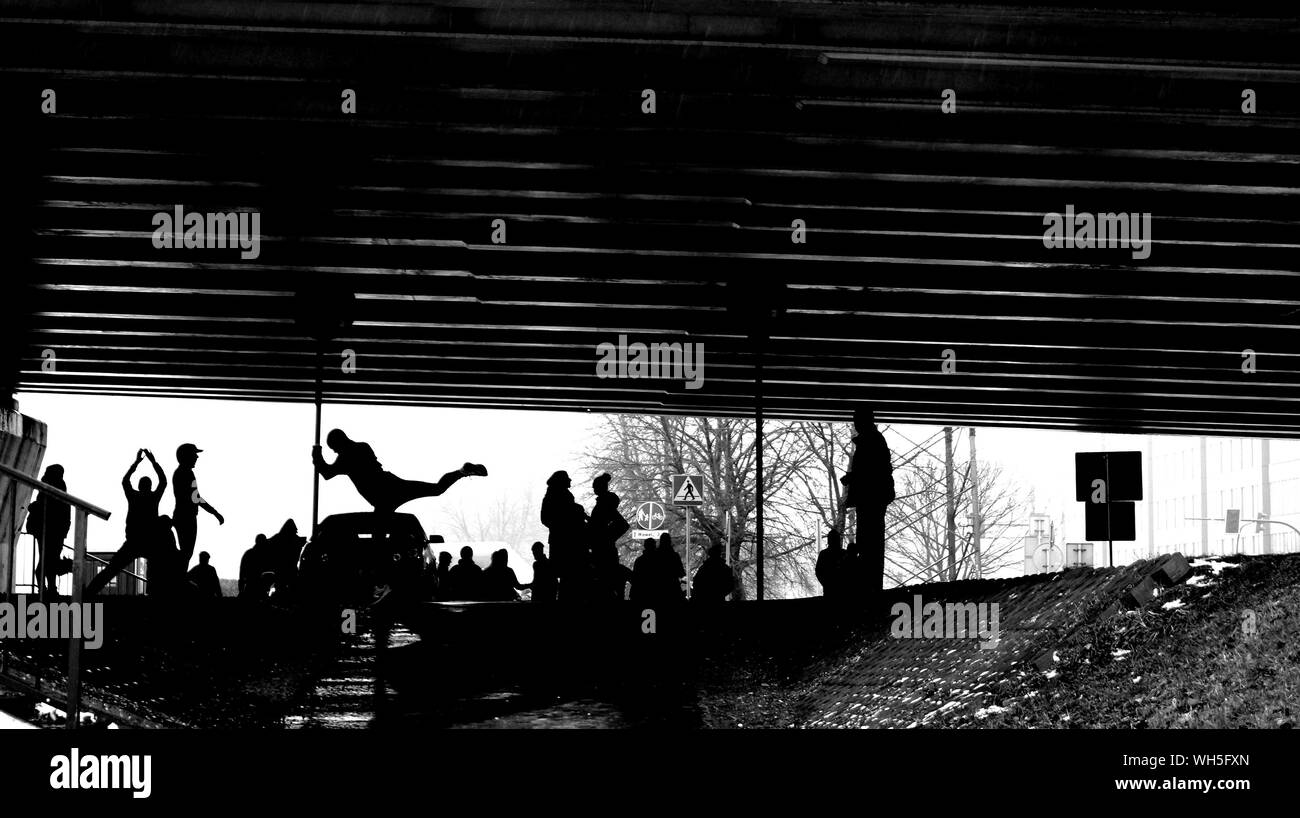 People under bridge hi-res stock photography and images - Alamy