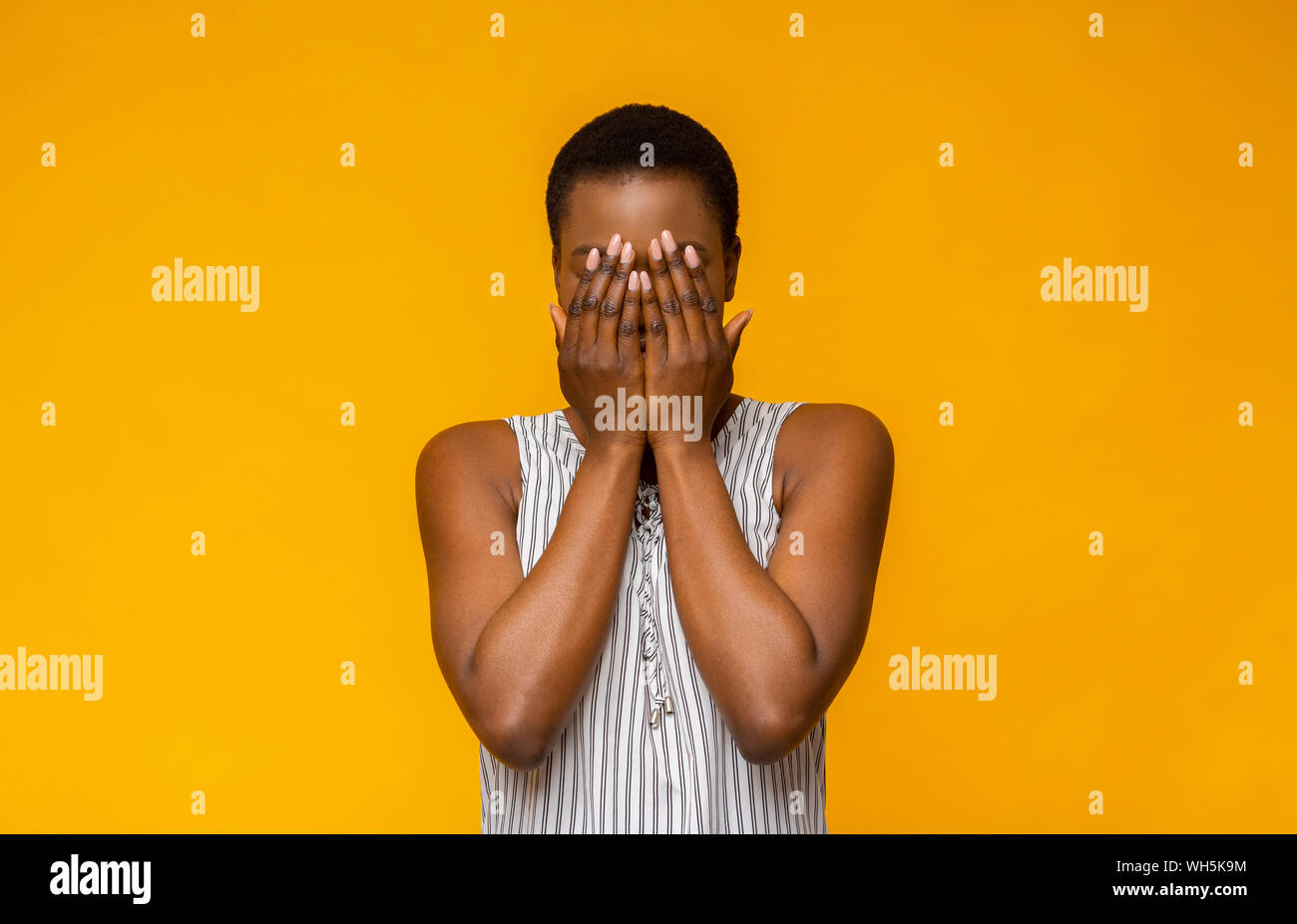Covering eyes scared hi-res stock photography and images - Alamy
