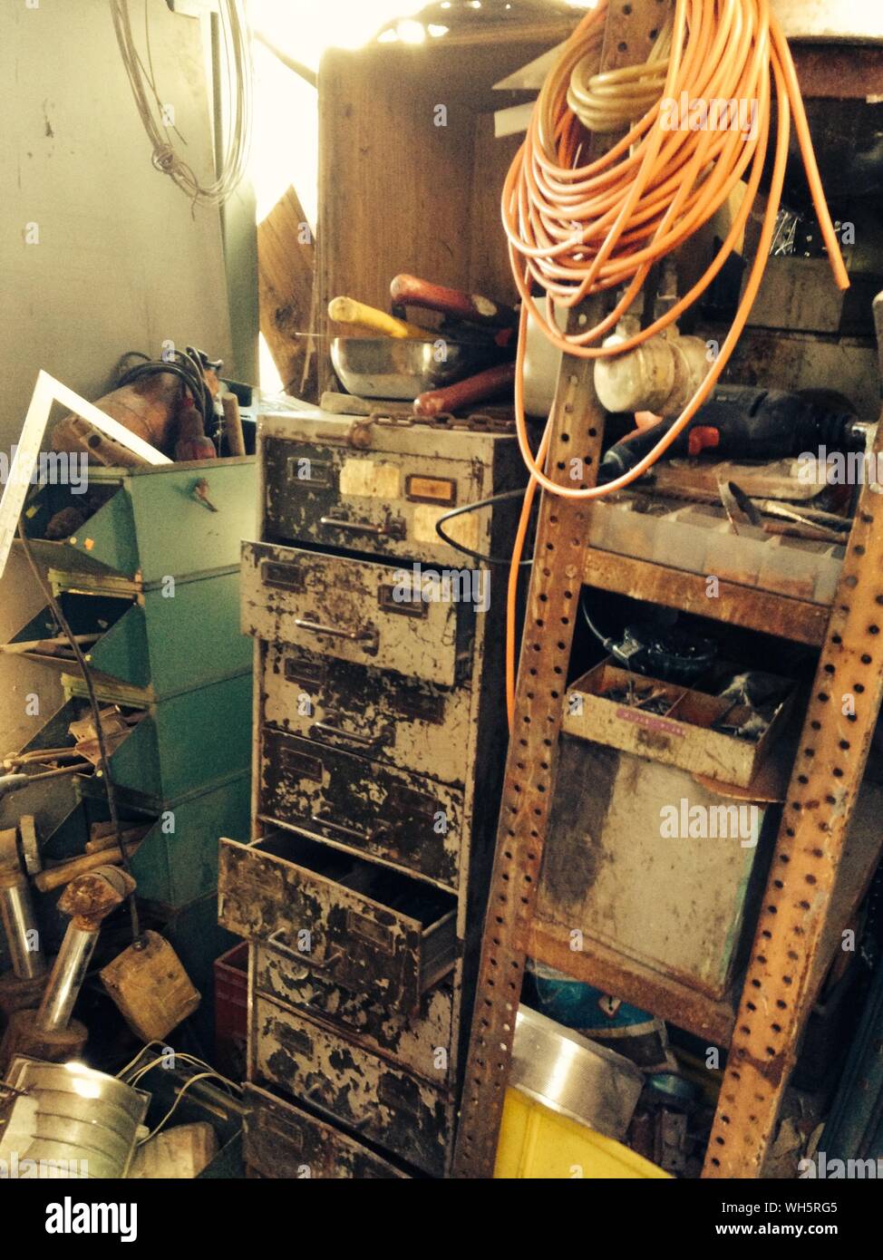 Messy shelves hi-res stock photography and images - Alamy