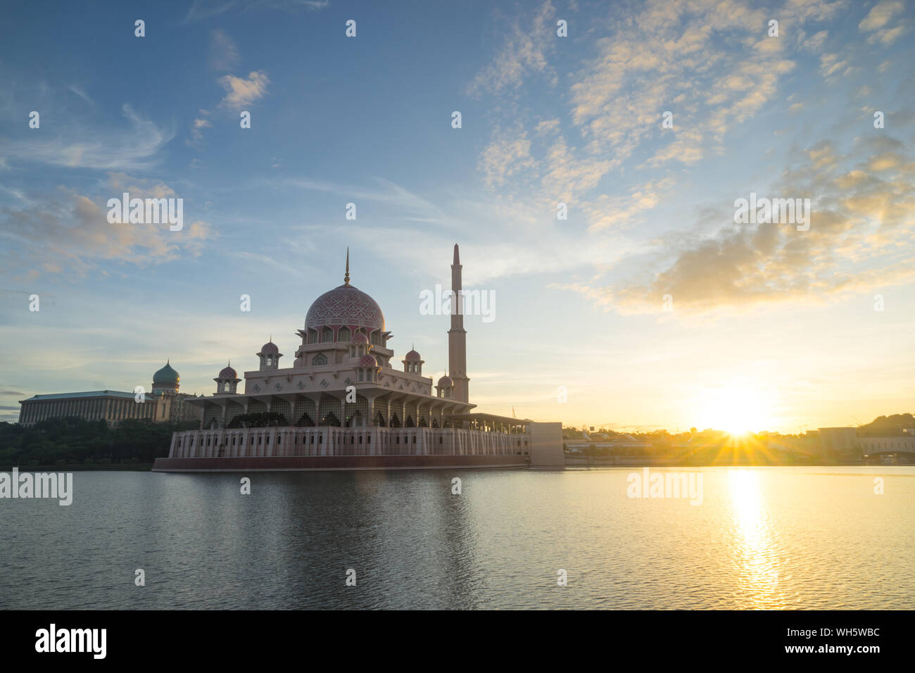 Blue mosque sunrise hi-res stock photography and images - Alamy