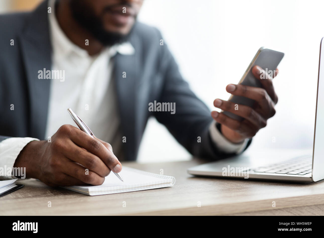 Man smartphone making notes hi-res stock photography and images - Alamy