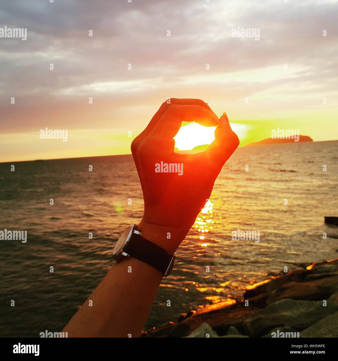 People perspective optical illusion hi-res stock photography and images ...