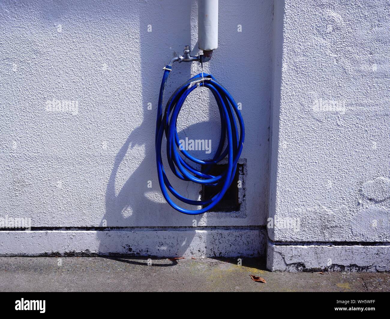 Hanging from pipe hi-res stock photography and images - Alamy