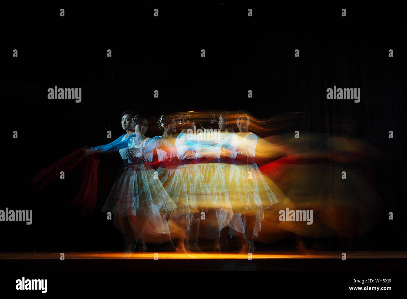 Ballet dancer on stage motion hi-res stock photography and images - Alamy