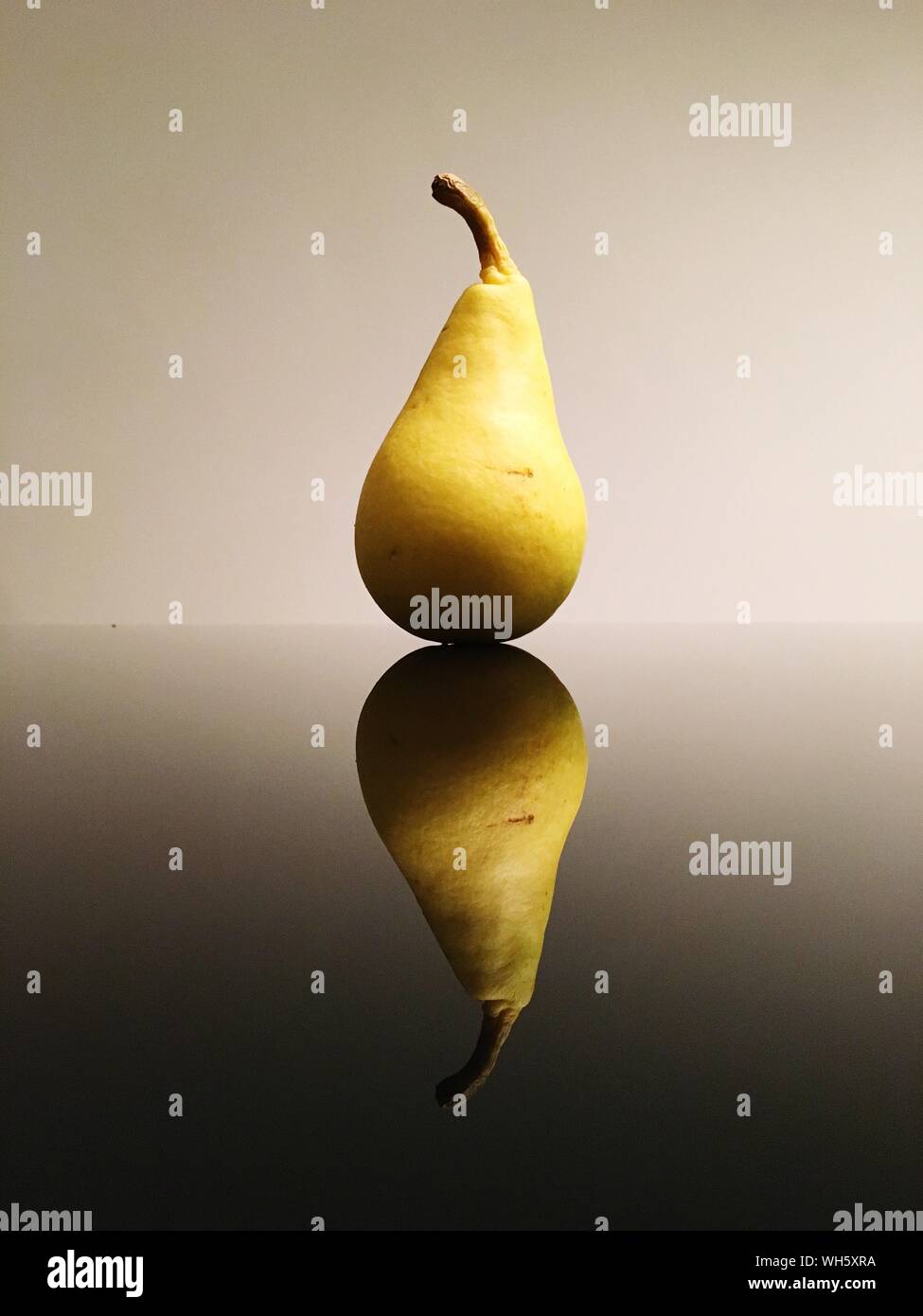Pear to peer hi-res stock photography and images - Alamy
