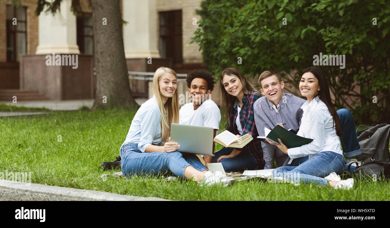 College girls talking smiling camera hi-res stock photography and ...