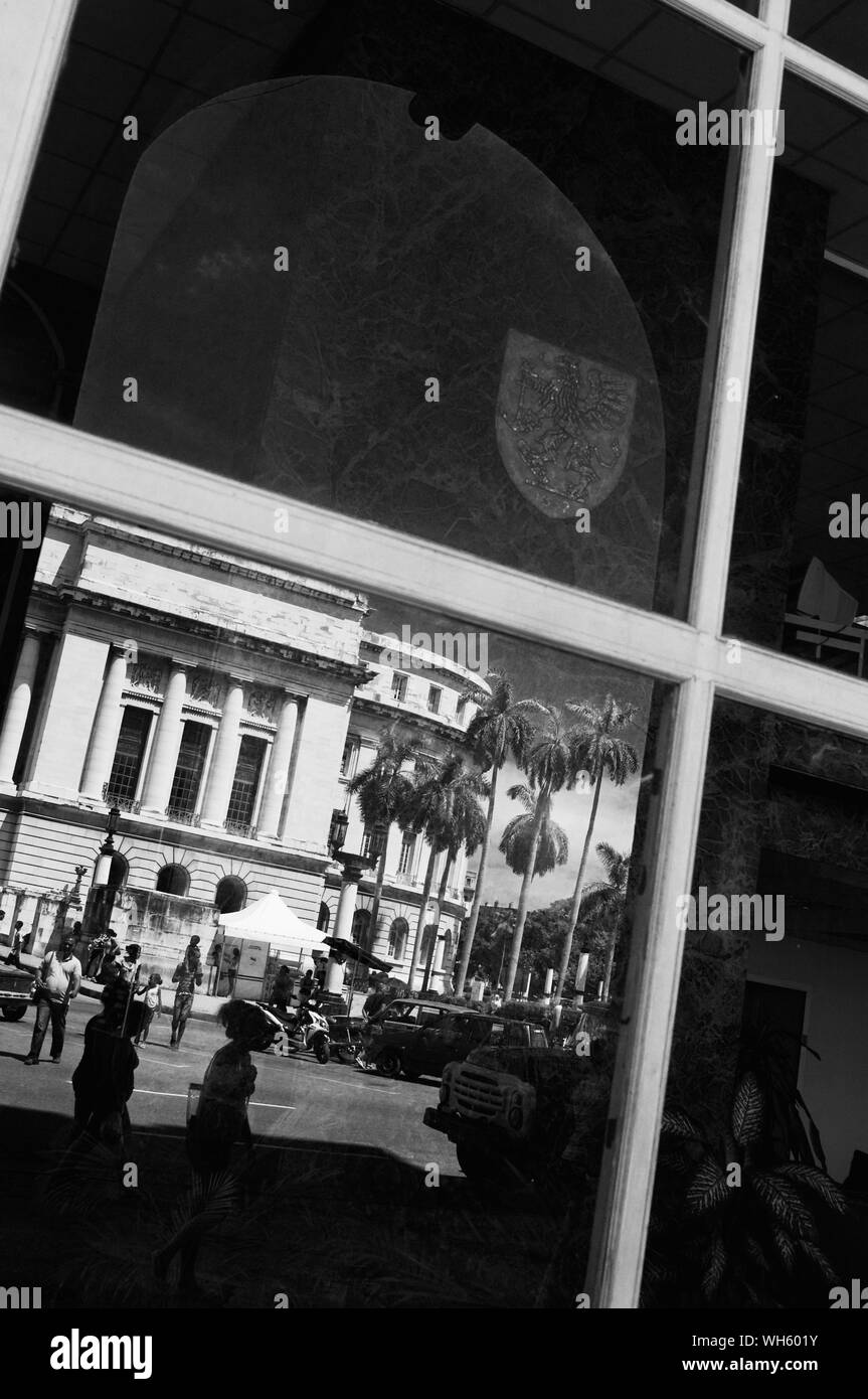 City reflection window hi-res stock photography and images - Alamy