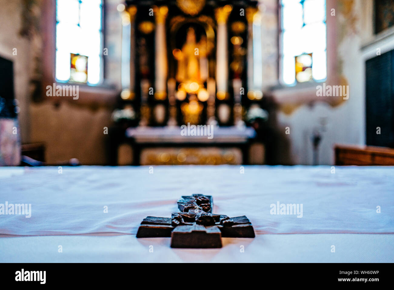 Cross table hi-res stock photography and images - Alamy