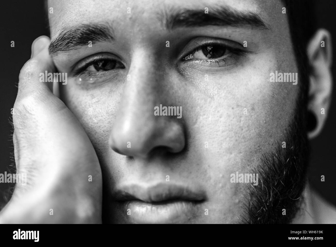 Man crying head in hands hi-res stock photography and images - Alamy