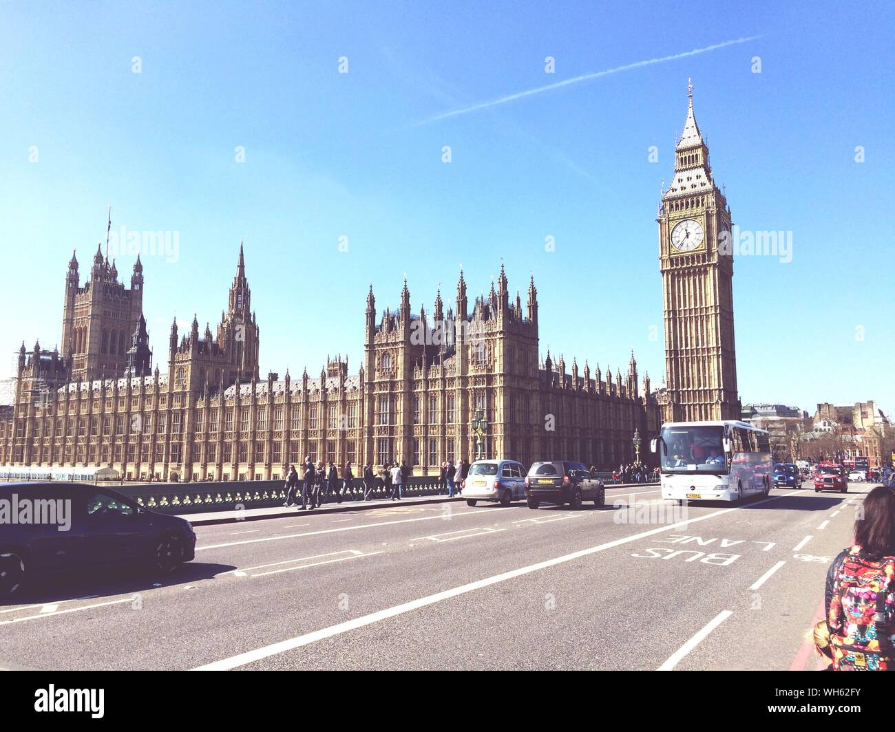 Cars on tower bridge hi-res stock photography and images - Alamy
