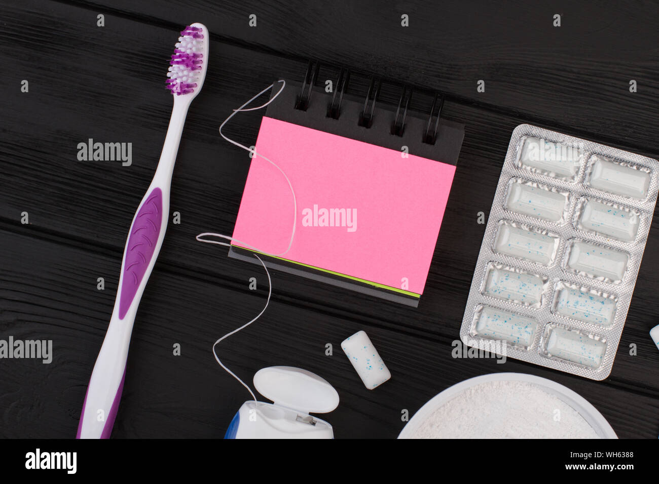 Cleaning teeth chewing gum hi-res stock photography and images - Alamy