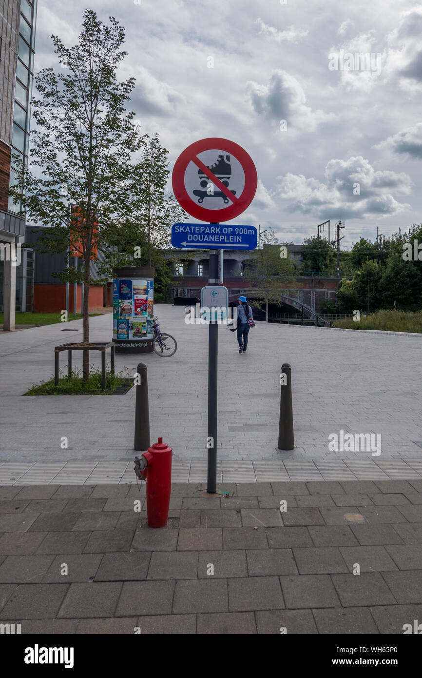 No skating sign. Skatepark up ahead Stock Photo - Alamy