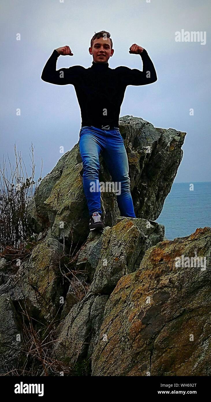 Flexing muscles man hi-res stock photography and images - Alamy