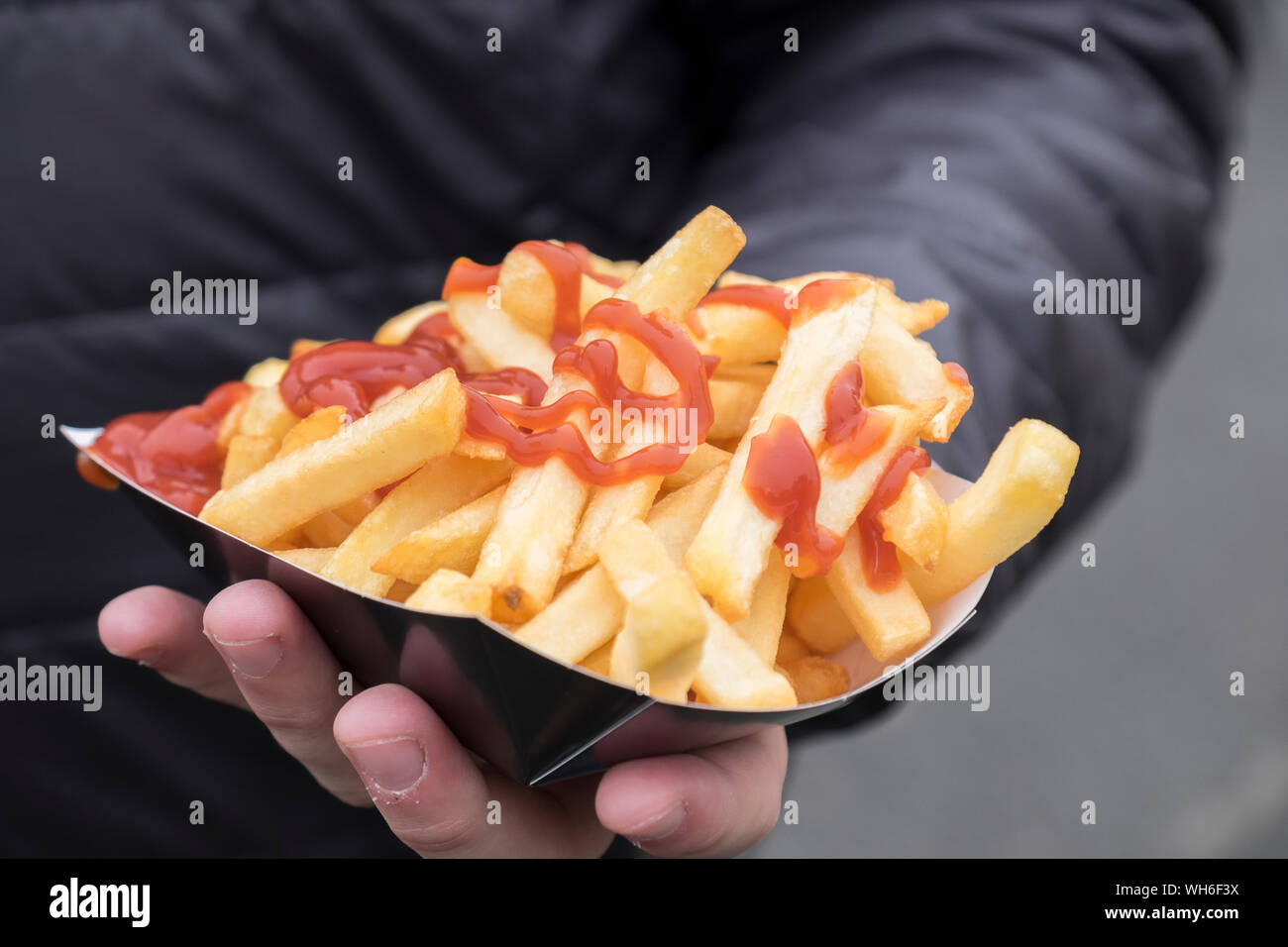 Close up human hand holding potato hi-res stock photography and images ...