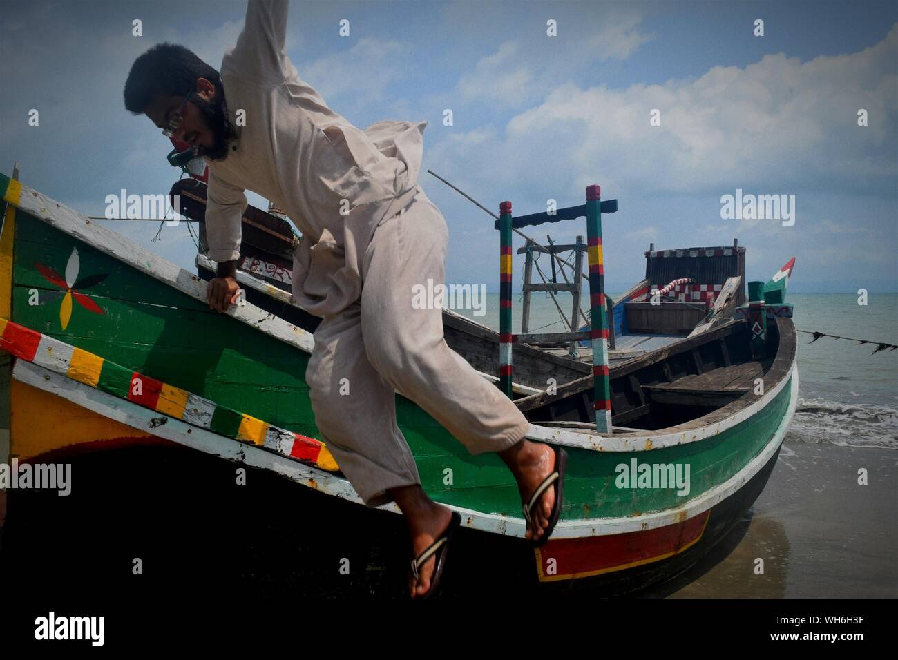 People jumping boat hi-res stock photography and images - Alamy
