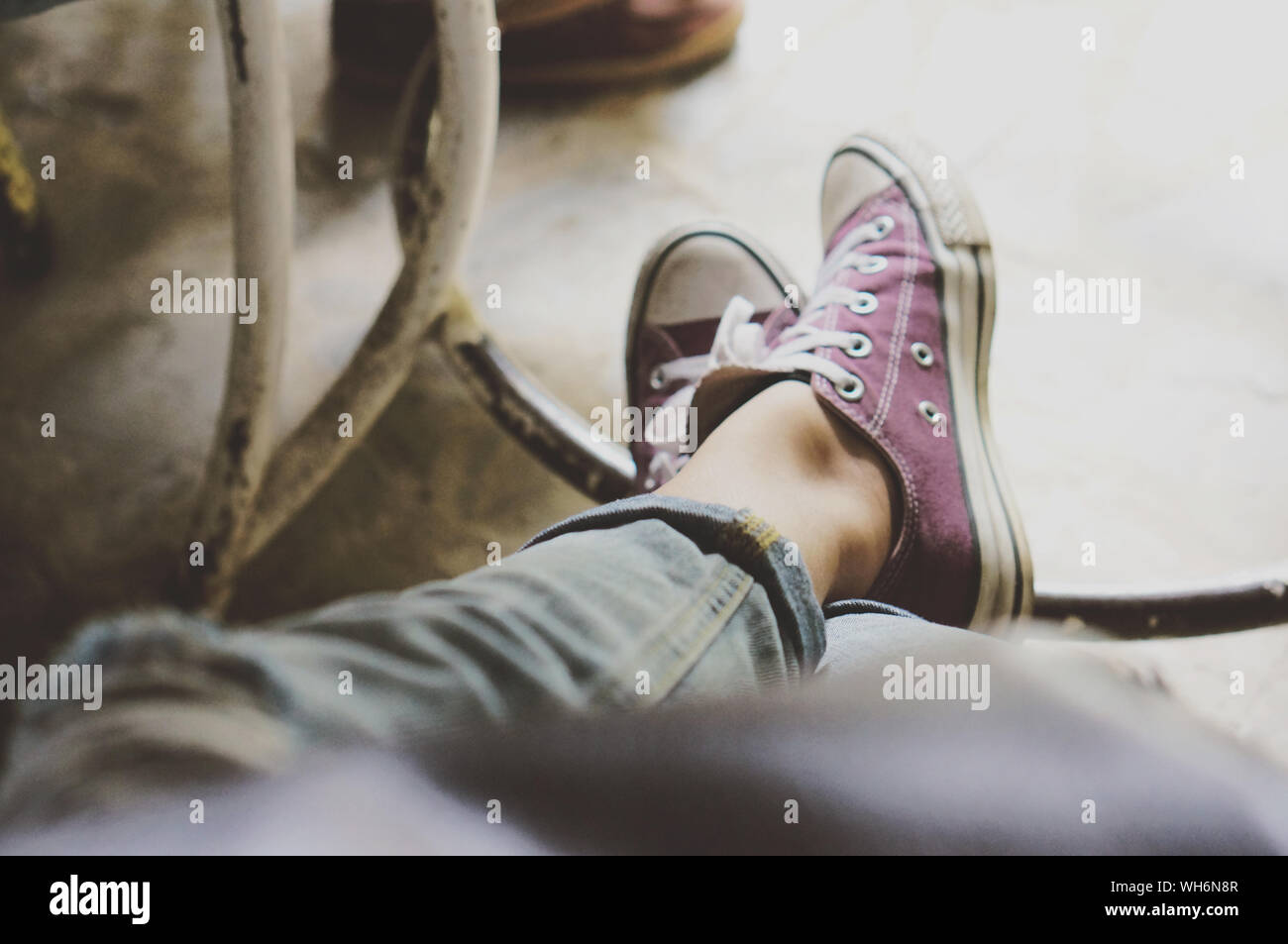 Woman crossed legs hi-res stock photography and images - Alamy