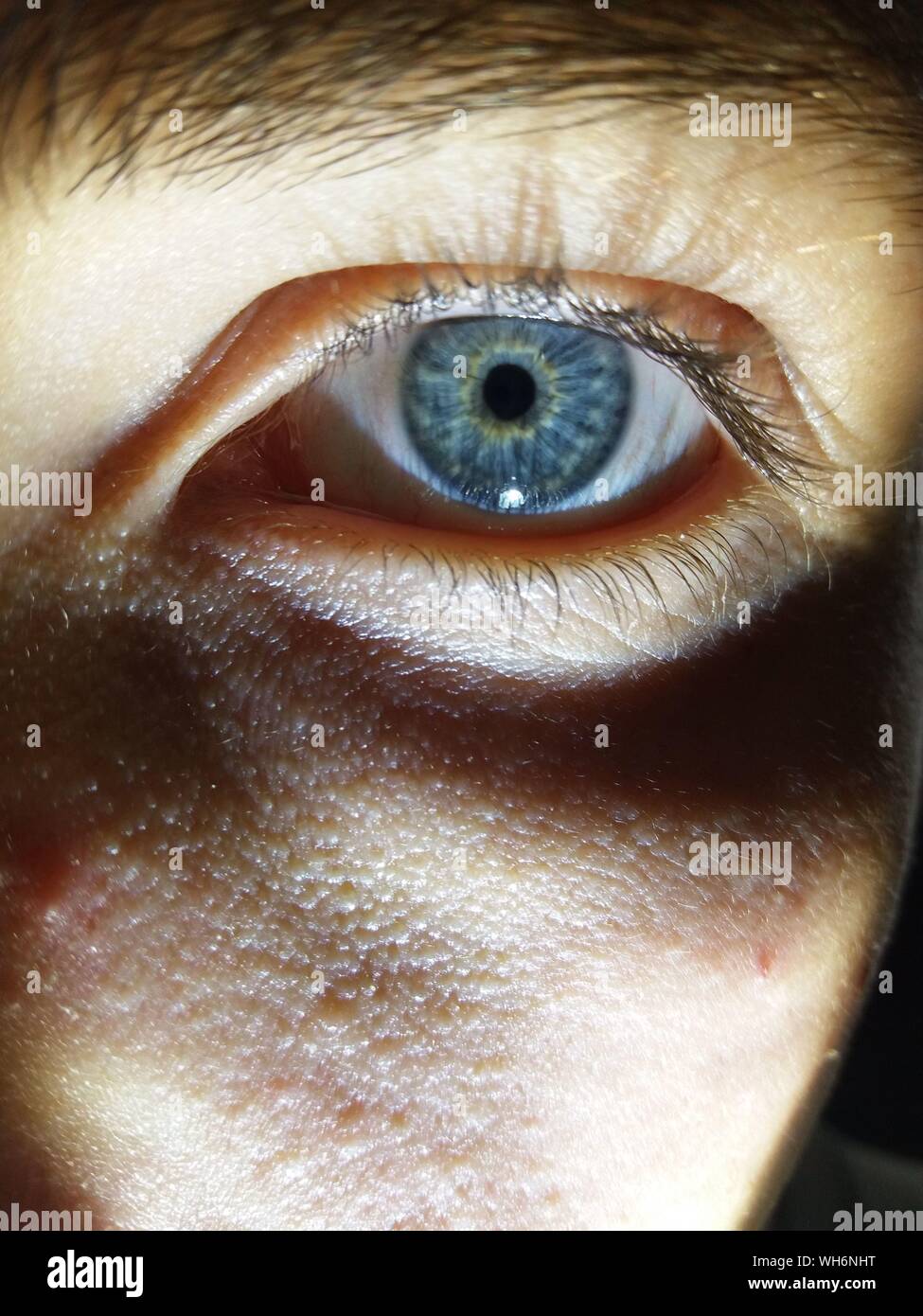 Blue human eye hi-res stock photography and images - Alamy