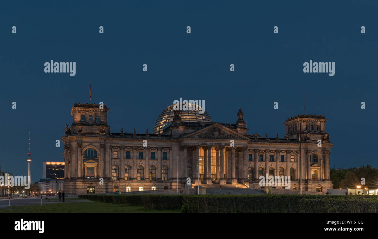 View reichstag hi-res stock photography and images - Alamy