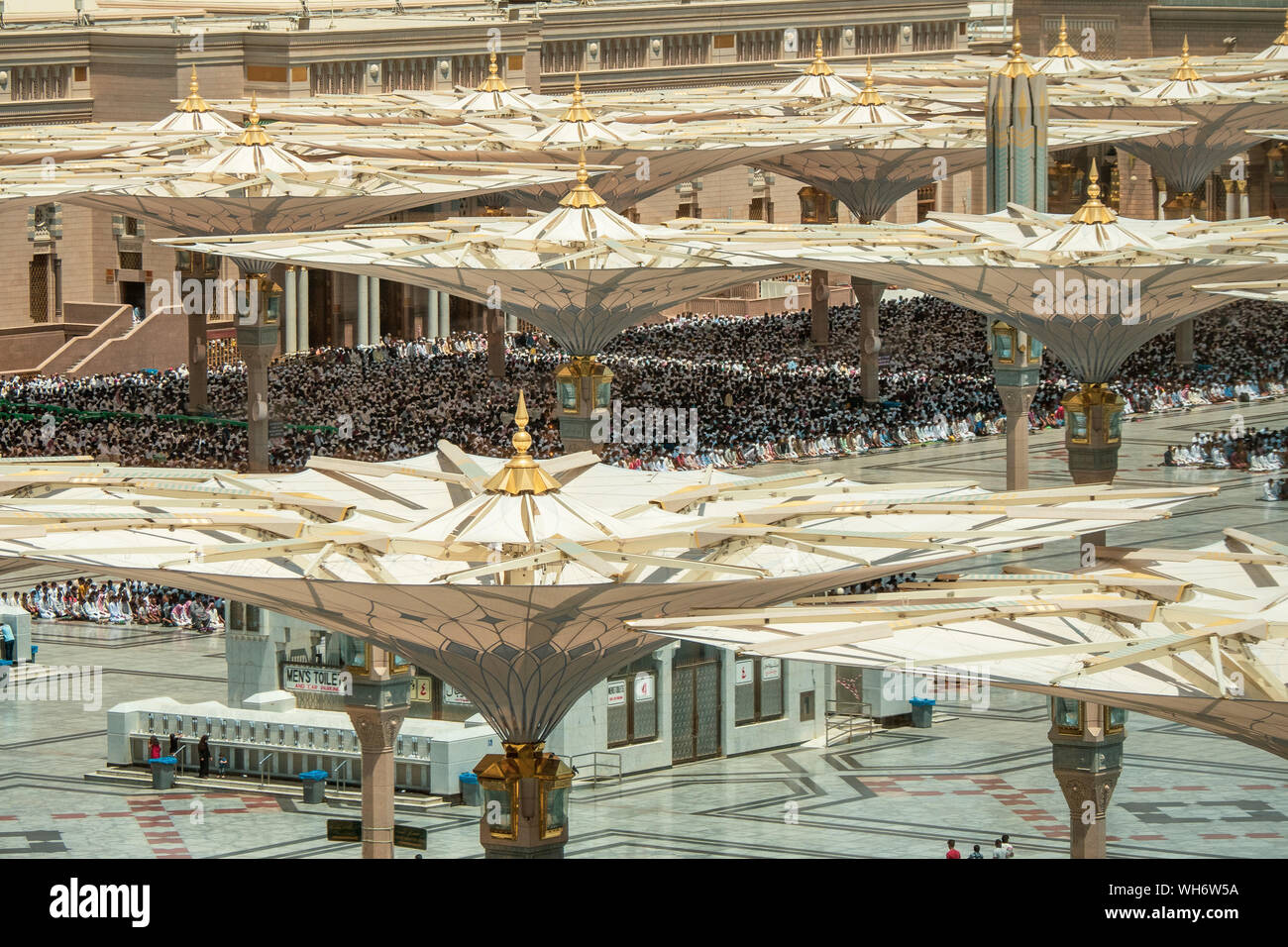 Al masjid al nabawi medina saudi arabia hi-res stock photography and ...