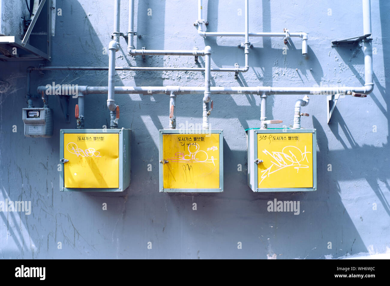 Yellow boxes hi-res stock photography and images - Alamy