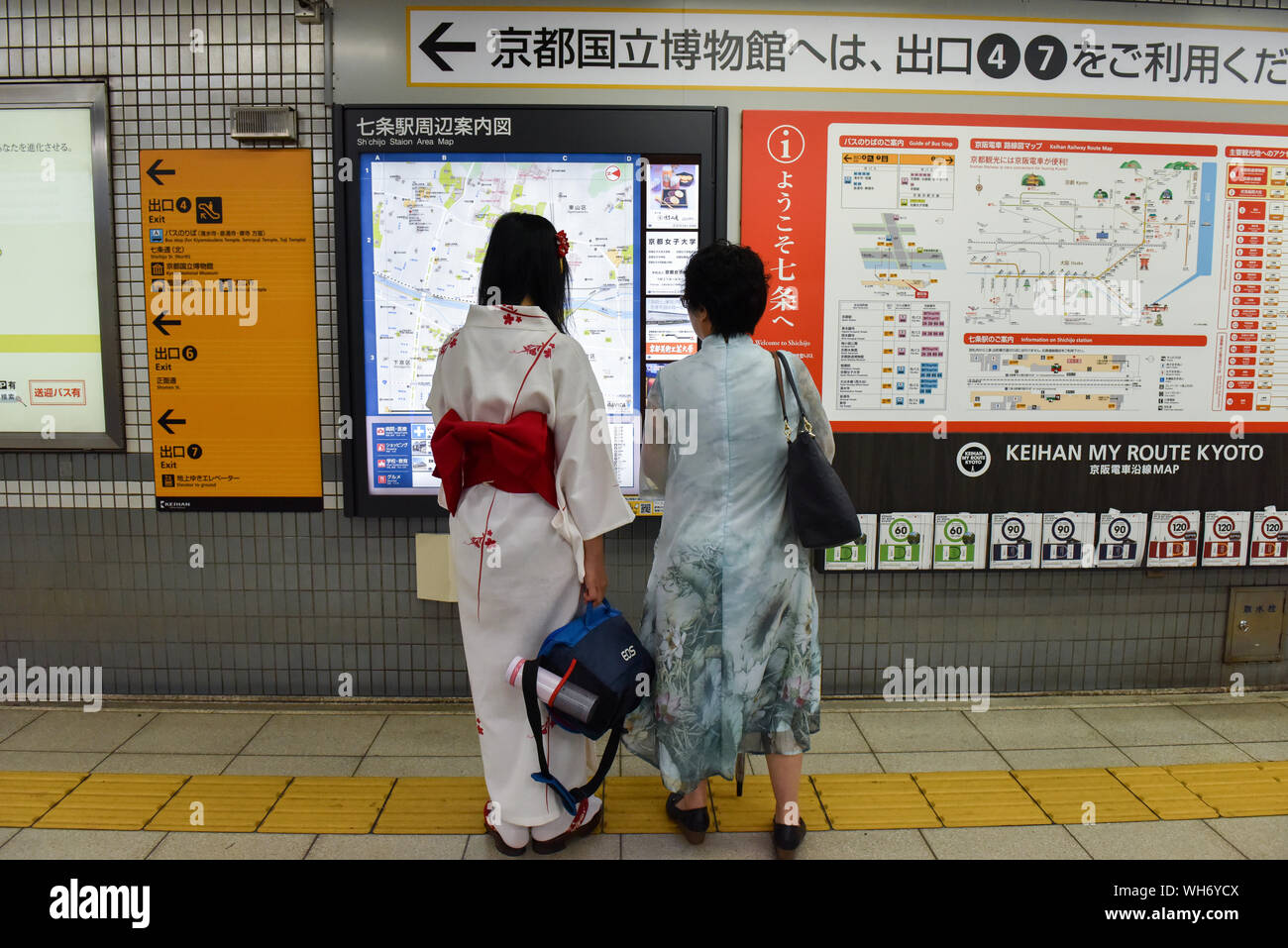Checking subway map hi-res stock photography and images - Alamy