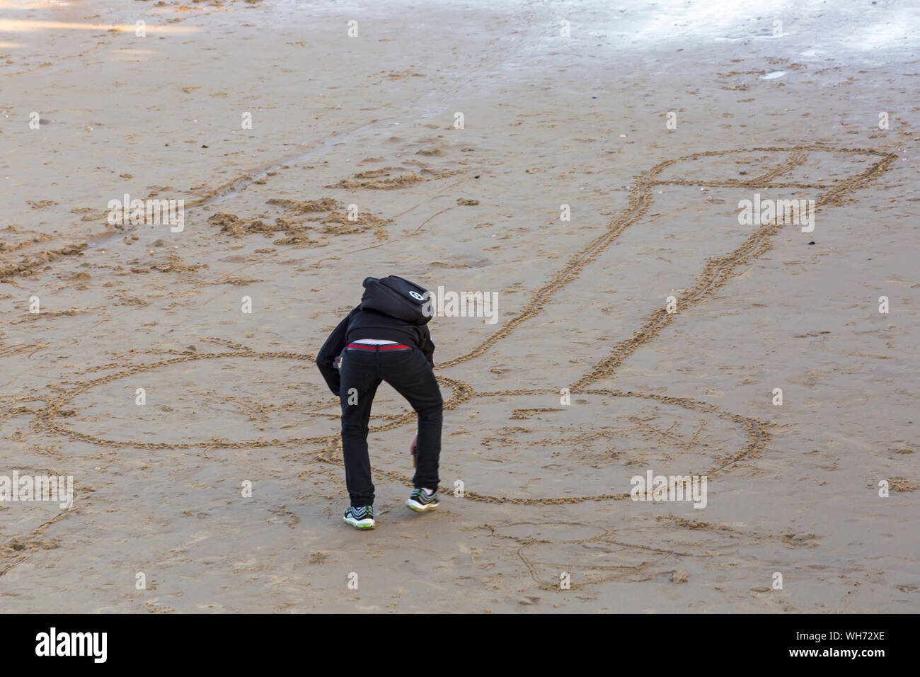 Drawing with sand hi-res stock photography and images - Alamy