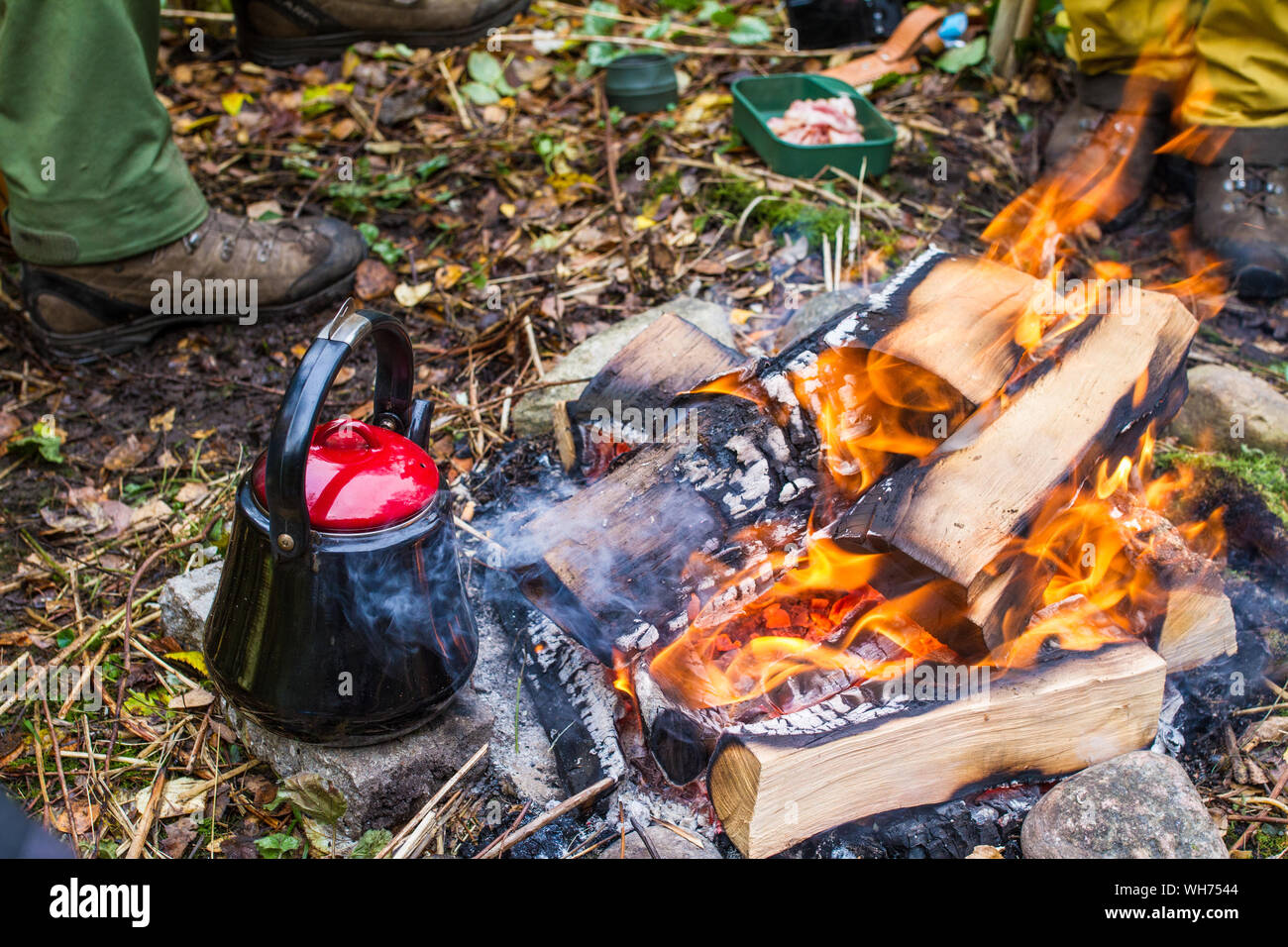 Men Campfire High Resolution Stock Photography and Images - Alamy