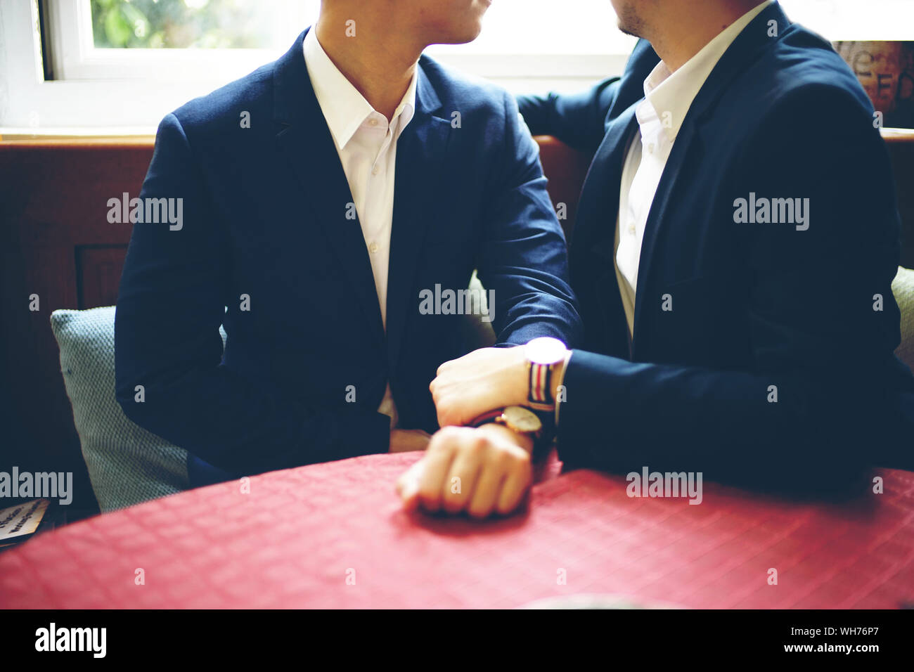 Men sitting table hi-res stock photography and images - Alamy