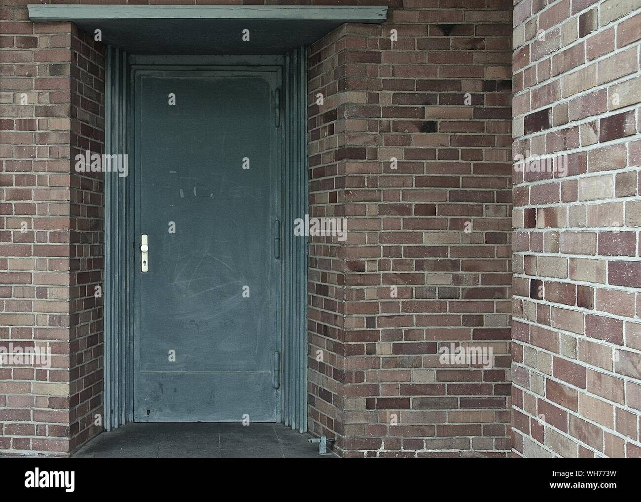 Closed walls hi-res stock photography and images - Alamy