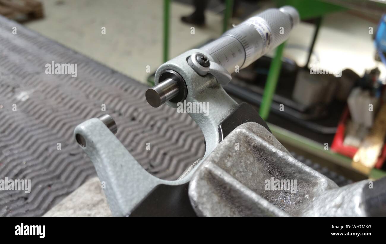 Micrometer instrument hi-res stock photography and images - Alamy